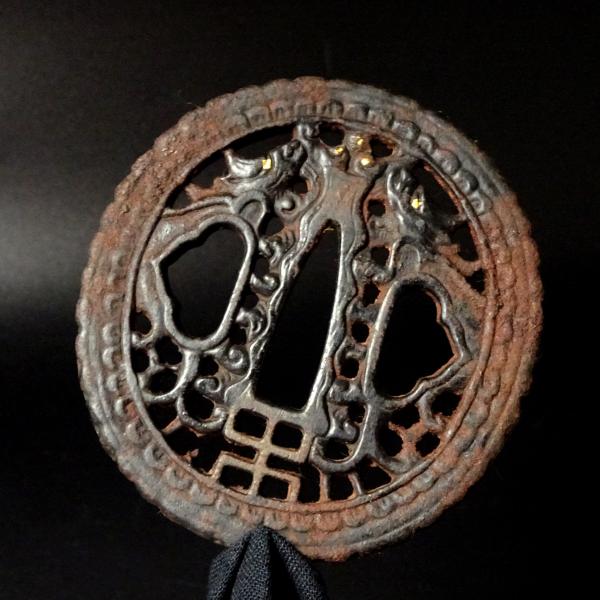 『双龍図透鐔』  無銘 南蛮 竪丸形 鉄地 地透 金象嵌色絵 両櫃孔　　　　　極上の細工が施された、作良し、図柄良しの秀逸刀装具です。　　　　　他にも刀装具の名品の数々を出品しております。　　　　　是非ご注目下さい。【状態】良好　　　画像で...