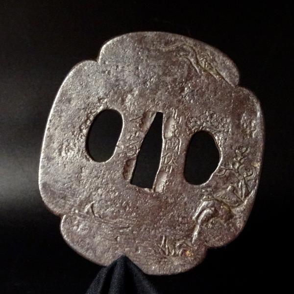 『山水図鐔』  銘 山城國伏見 金家 木瓜形 鉄地 高彫 金象嵌色絵 両櫃孔　　　　　極上の細工が施された、作良し、図柄良しの秀逸刀装具です。　　　　　他にも刀装具の名品の数々を出品しております。　　　　　是非ご注目下さい。【状態】良好　　...