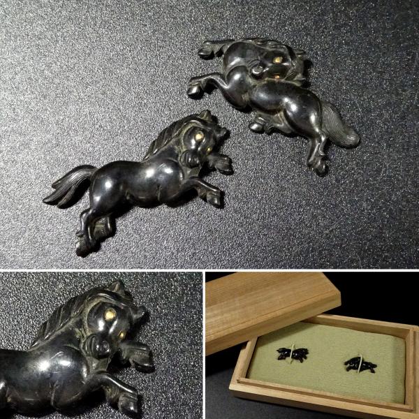 『跳ね馬図目貫』 無銘 赤銅地 容彫 金象嵌色絵　　　　　非常に繊細な象嵌色絵細工が施された、作良し、図柄良しの秀逸刀装具です。　　 化粧箱付き　　　　他にも刀装具の名品の数々を出品しております。　　　　　是非ご注目下さい。【状態】極上品　...
