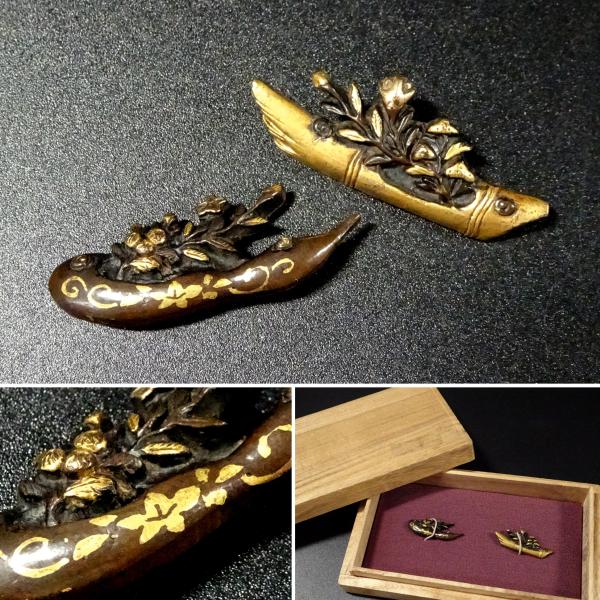 『花に竹瓢箪吊り花籠図目貫』 無銘 赤銅地 容彫 金象嵌色絵　　　　名品です。　　　非常に繊細な象嵌色絵細工が施された、作良し、図柄良しの秀逸刀装具です。　　 化粧箱付き　　　　他にも刀装具の名品の数々を出品しております。　　　　　是非ご注...