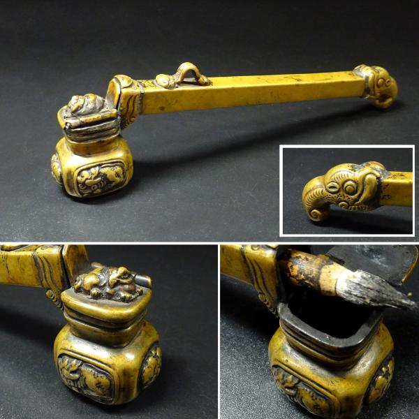 江戸時代 黄銅地 高彫 獅子牡丹如意紋矢立　　　筆入り　　　獣口柄　　　　　素晴らしい逸品です。　　　　　極上の細密細工が施された名品です。　　　　付属品に関しましては、画像も併せて、良くご確認下さい。　　　　　他にも矢立の名品の数々を出品...