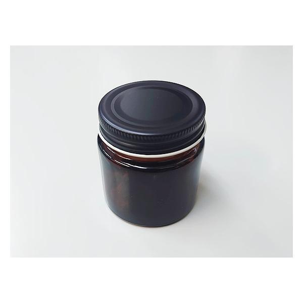約70ml入る広口タイプの遮光瓶です。 茶色で広口で、というガラス瓶はあまり種類がありません。黒のキャップ付です。【商品サイズ】※下記のサイズはガラス瓶のみのサイズです本　体：ソーダガラスパーツ：ポリプロピレン、ポリエチレン、ブリキ容　量：...