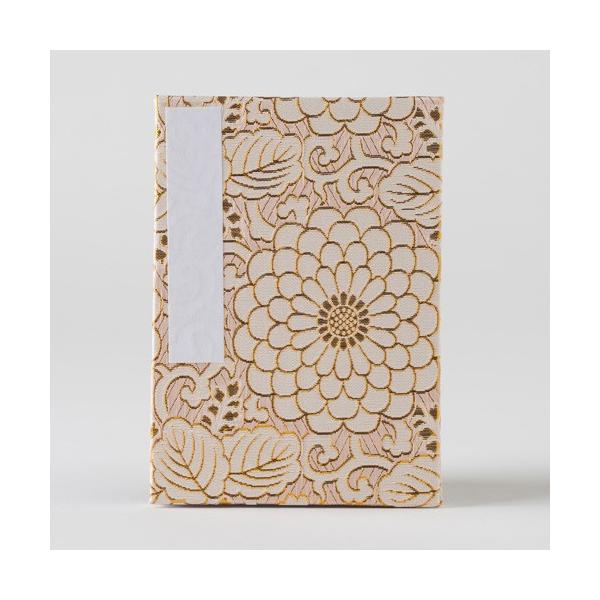 表紙の金襴はツヤを抑えた白い菊と桐の文様に、光が強めの金箔でアクセントをつけ、すっきりして美しい印象に織り上がっています。見る角度によって、金箔が黄色っぽく映ったり、赤っぽく映ったりします蛇腹タイプの御朱印帳、本身は48ページ、サイズは11...