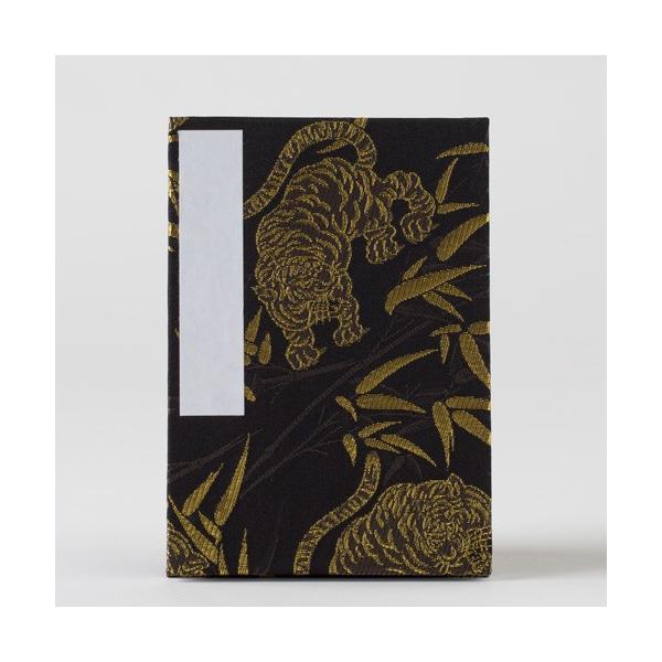 高級国産金襴を使用した希少性の高い御朱印帳です。蛇腹タイプの御朱印帳、本身は48ページ、サイズは11cm x 16cmのお手軽な大きさです。2枚の紙を貼り合わせていますので、墨の裏移りがしにくい仕様になっています。※柄の出方は商品により異な...