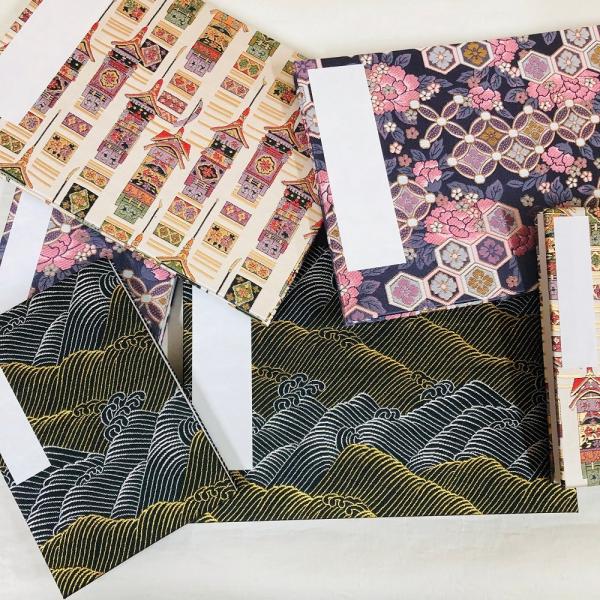 京都の西陣金襴を久々に仕入れ作ってみました、横長のB5サイズ見開き御朱印帳です。本体48ページ、サイズは幅26cm x 高さ18cmのB5の横向きサイズ。限界まで大きく作った寸法により、大迫力の御朱印が頂けます。2枚の紙を貼り合わせています...