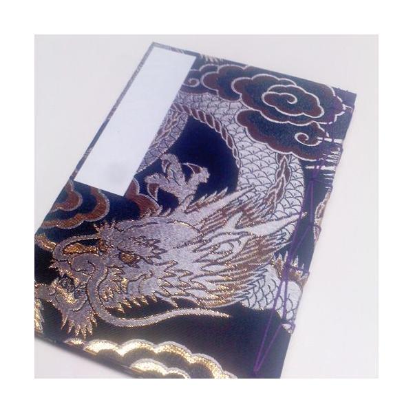 大胆な銀竜をあしらった贅沢な御朱印帳黒地に、金と銀だけで竜を織り込んだ大胆な金襴です。金竜の頭と胴体は赤みのある撚り金糸を、銀竜の頭と胴体は撚り銀糸を使いアクセントをつけています。極小ロットでの生産予定です。(※在庫がない場合は1〜2週程度...