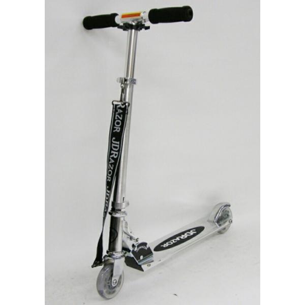 重量：2.8Kg本体重量：L63×W33.5×H85耐荷重：90kg対象年齢：6歳以上材質：アルミ・スチール（一部ポリウレタン）4インチLEDホイール（走ると光ります）フレーム　ツヤ有りシルバーショルダーストラップ付き色：クリア