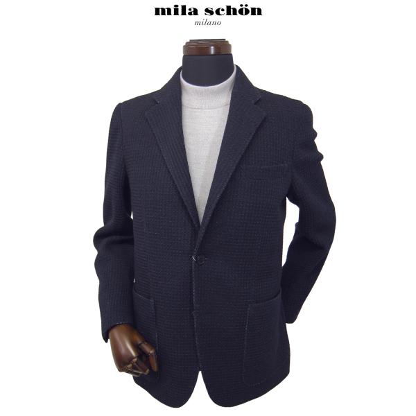 ニットジャージ調のジャケットは、ラフエレガンスに優れた一着。凹凸感のある素材は、粗目の織組織でボリューム感があり、且つ、軽くサックリとした着心地を実現。また、シワにも強いのが嬉しい。一味違った大人のジャケットに仕上がり上品さがあります。軽い...