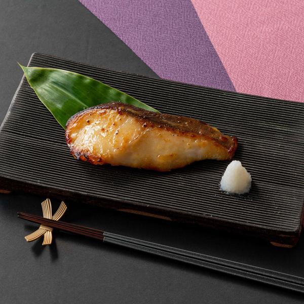 【発売日：2025年03月28日】創業九十余年を迎える京都やま六より銀だらの西京漬をお届けします。京都老舗の西京白味噌を別注で取寄せ調合を加えたオリジナルの味噌床に、厚切りにした銀だらをじっくり漬け込みました。ふくよかな味噌の甘みとやわらか...