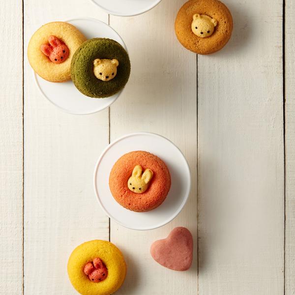 【発売日：2025年03月28日】真ん中から動物たちがひょっこり顔を出した焼きドーナツ。その愛嬌のある見た目は、食べるのがもったいなくなるほど。かわいいボックスがギフトにもぴったりです。■内容量：ハートの焼菓子(ラズベリー・チョコ×各2個)...