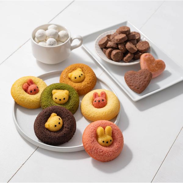 【発売日：2025年03月28日】真ん中から動物たちがひょっこり顔を出した焼きドーナツ。その愛嬌のある見た目は、食べるのがもったいなくなるほど。かわいいボックスがギフトにもぴったりです。■内容量：ハートの焼菓子(ラズベリー・チョコ×各2個)...