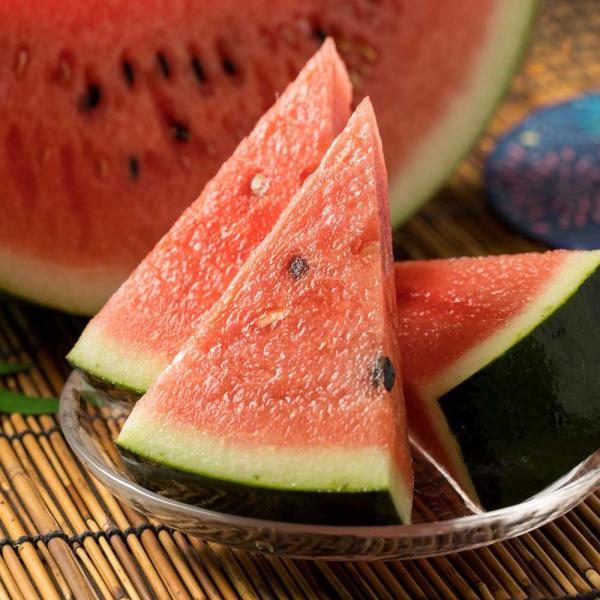【発売日：2026年06月01日】夏すいか生産量日本一の尾花沢すいかは抜群のシャリシャリ感と強い甘みが特長。すいか栽培に適した日照条件と清らかな水、豊かな大地、高度な生産技術で育まれた山形の夏の味をお楽しみください。■内容量：秀品1玉(6k...