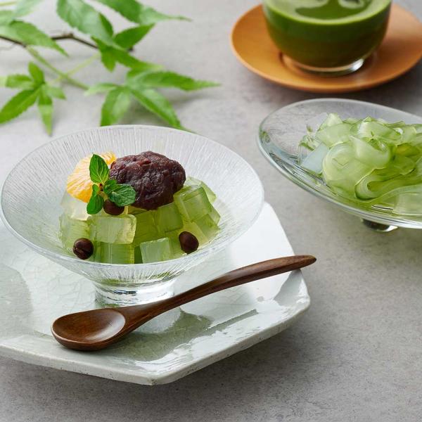 【発売日：2026年06月01日】宇治の茶游堂が手がける「お茶屋のあんみつ」と「抹茶くずきり」の詰合せ。石臼挽き抹茶の香りと旨味を生かし、寒天や北海道産小豆の粒餡、特製抹茶蜜で上品に仕立てました。常温保存ができ、贈り物にも喜ばれる宇治のお茶...