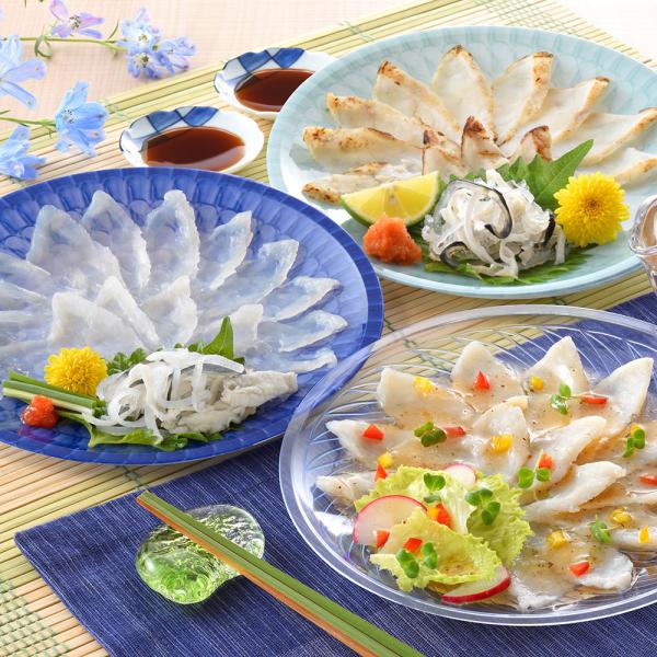 【発売日：2026年06月01日】職人の手で盛り付けられた「とらふく刺身」、日本海で獲れたまふくを使用した「まふくたたき刺身」と「まふくカルパッチョ」。夏の食卓を華やかに彩る三種の美味しさの共演。■内容量：とらふく刺身皿（とらふく刺身20g...
