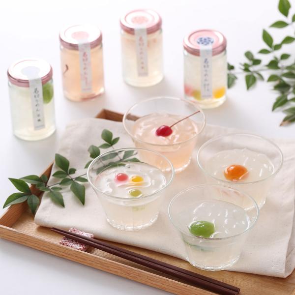 【発売日：2026年06月01日】フルーツやフルーツボールゼリーを浮かべた葛きりと、なめらかで上品な甘さの水羊羹の詰合せ。涼やかな見ためとさっぱりとした味わいをお楽しみください。■内容量：水羊羹300g×1、葛切りめん(若桃、チェリー、金柑...