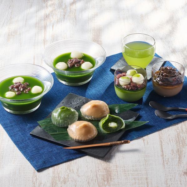 【発売日：2026年06月01日】上質な石臼挽き宇治抹茶を使用しました。柔らかく仕上げた抹茶のプリンにあんこと白玉をトッピングした宇治抹茶冷やしぜんざい、添付の抹茶みつをかけて召し上がる宇治抹茶白玉プリン、焙煎した芳ばしい香りのほうじ茶プリ...