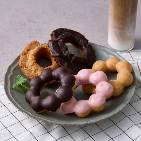 【発売日：2026年06月01日】外はサクッと中はしっとりのオールドファッションと、もちもち食感が魅力のクリンクルドーナツを詰め合わせ。チョコレートやいちごの豊かな風味が楽しめる、贈り物にふさわしいバラエティ豊かなセットです。■内容量：オー...