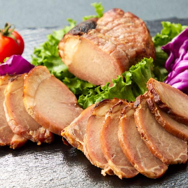 【発売日：2026年06月01日】味噌だれに漬け込み、炭火焼き製法で焼きあげた焼豚と山桜の薪で燻製にした山桜ベーコン、ノンスモークで仕上げたロースハム等をセットにしました。■内容量：炭焼きみそ漬け焼豚170g、ロースハム(ノンスモーク)70...
