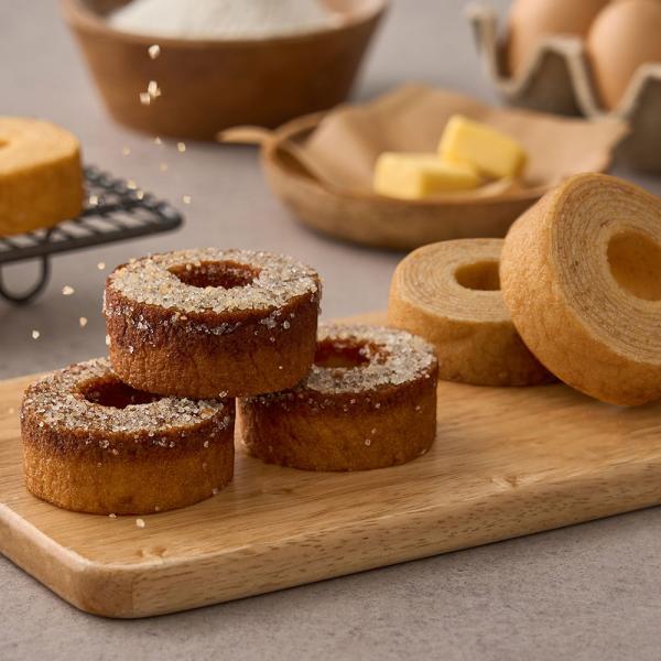 【発売日：2026年03月20日】北海道で製造された発酵バター、アーモンドプードルを使用した、コクと芳醇な香りの発酵バターバームクーヘンと、大粒のざらめを焦がしたジャリジャリとした食感が楽しいブリュレバームクーヘン。異なる魅力を持つ２種類の...