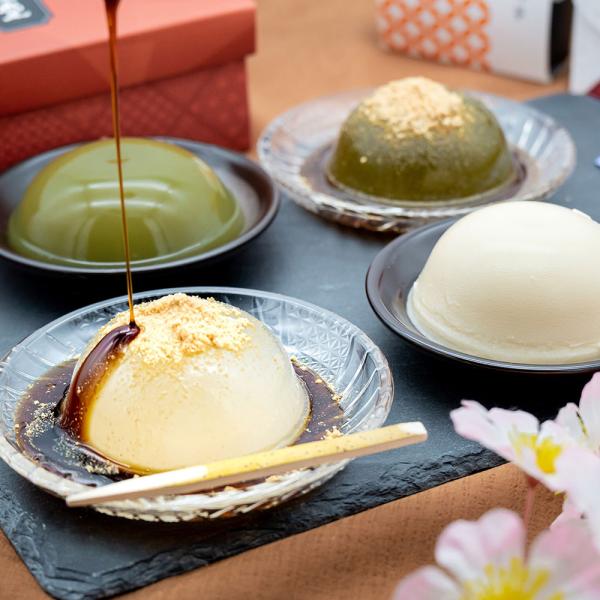 【発売日：2026年03月20日】自家製の上質な吉野本葛を使用し、独自の製法で作り上げた生タイプの「くず餅」です。「くずぷりん」は吉野葛の特性を活かし、しっかりとした舌触りと喉越しの、どこか懐かしい味わい。味はくず餅、くずぷりんのプレーンと...