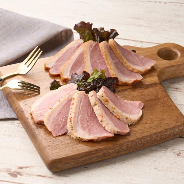 【発売日：2026年03月20日】国産のチップで燻したスモークが薫る合鴨スモークロースと、ひと晩赤ワインをブレンドした調味液に漬込み、シーズニングスパイスをきかせた合鴨カナーレッドを詰合せてお届け。カナーレッドは加工過程でアルコール分が飛ん...