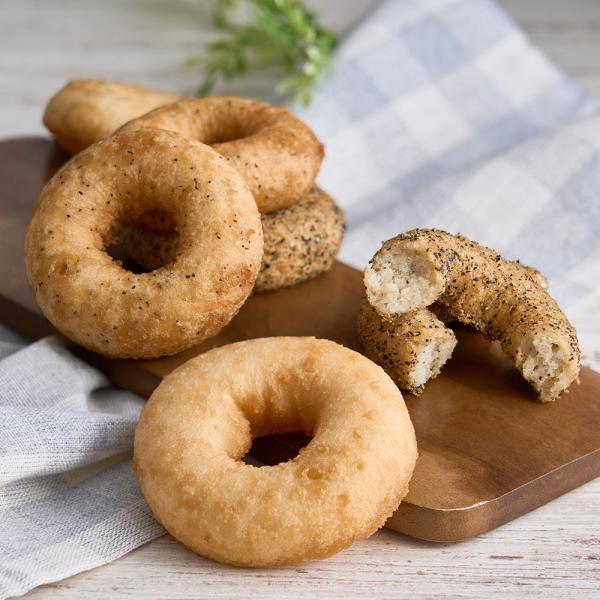 【発売日：2026年03月20日】米粉を使用した生地に豆腐を練り込み、しっとり、もちもちした食感とやさしい甘さが魅力です。解凍してそのままでもおいしいですが、電子レンジで少し温めるとよりしっとりとした食感が楽しめます。■内容量：プレーン・黒...