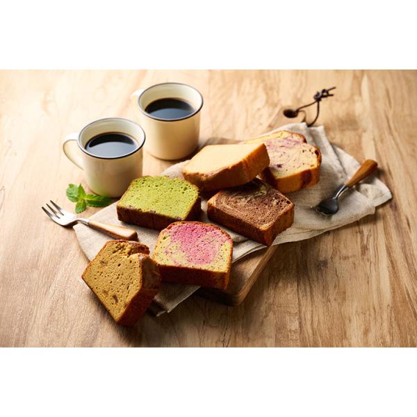 フルーツを混ぜ込んだ大きなしっとりパウンドケーキです。ずっしりとしたサイズ感ですが、ふんわり軽い食感で意外にぺろりと食べられます。朝食代わりやデザートにも。フルーツとフレーバーが組み合わさったそれぞれの味わいをお楽しみください。■内容量：ブ...