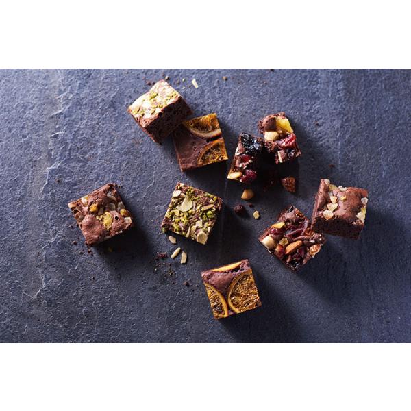 濃厚なチョコレートの生地に、香ばしいナッツや甘酸っぱいフルーツをトッピング。ピスタチオとアーモンド、ごろっとしたパイナップルやネーブル、たっぷりのドライフルーツとナッツ…。おいしさをぎゅっと詰め込んだキューブが、お口に小さなしあわせをお届け...