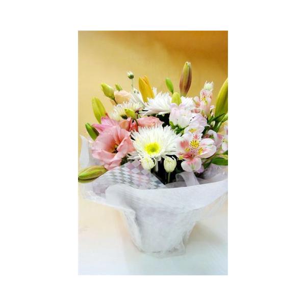 ★★おまかせでたっぷりのボリューム感★★ご希望の方は画像のようにお供え札にお名前をお書きします。花材：その日のお勧め花材　　　色目は白、淡いピンク、淡い黄色、淡い紫などが主流です。★★母の日、敬老の日などでお届け日時指定できない時がございま...