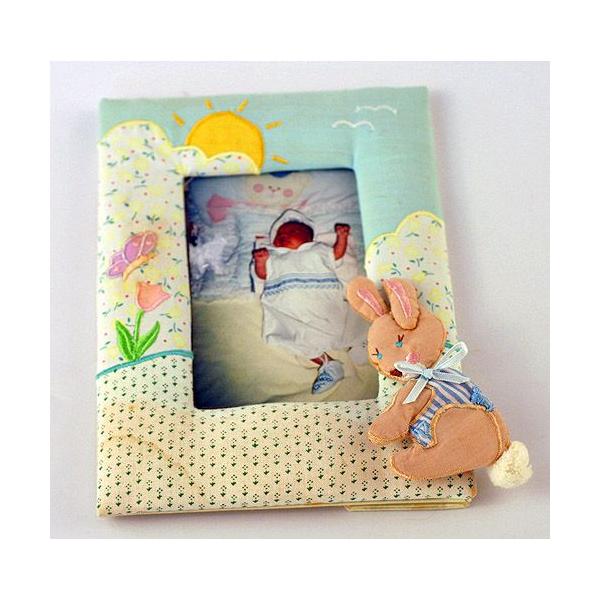 布のフォトフレームはかわいい赤ちゃんと家族のとびきりの写真を思い出して飾って下さい。ステキなアップリケと刺しゅうでいろどられたハンドメイドのフォトフレームです。