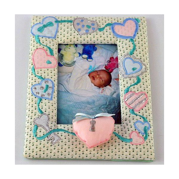 布のフォトフレームはかわいい赤ちゃんと家族のとびきりの写真を思い出して飾って下さい。ステキなアップリケと刺しゅうでいろどられたハンドメイドのフォトフレームです。