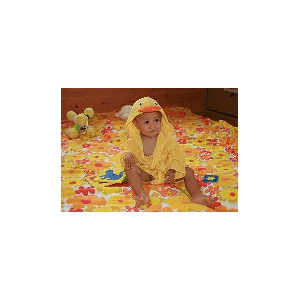 カラフルでソフトな肌触りあひるのフードつきバスローブです。お風呂あがりには、ベビーのおくるみとして。プールサイドでは、ひときわ目立ってとってもかわいらしい。おしゃれなルームウェアとしてともりちゃんの?大のお気に入り。