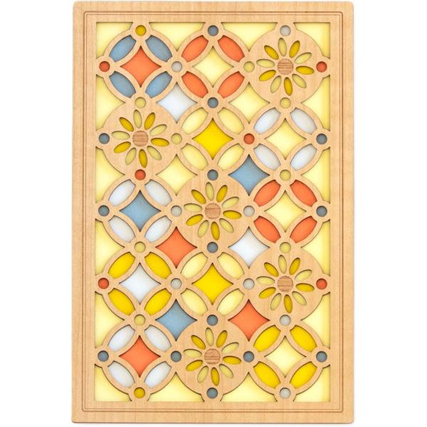 最新のレーザー加工と職人の手しごとが融合した木の表紙の御朱印帳です。夏の日差しをイメージしたひまわり柄のデザインです。高級感と木の温かみがありプレゼントとしても喜ばれます。B6変形　36ページ,MDF、紙 / W120×H180×D15mm