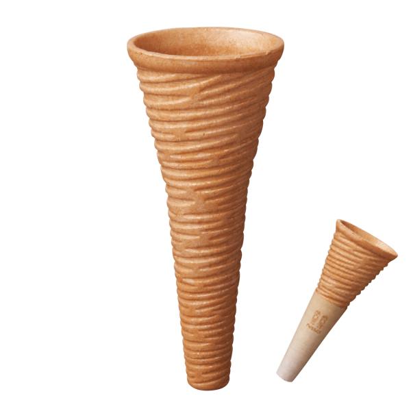 コーンの美味しさ、ソフトクリームとの相性のよさを再認識していただくため、形状と風味にこだわりました。一口目からソフトクリームとコーンを一緒に楽しめる「スティックスタイル」です。名称：日世 クリスピーメープルコーン スリーブ付内容量： 12個...