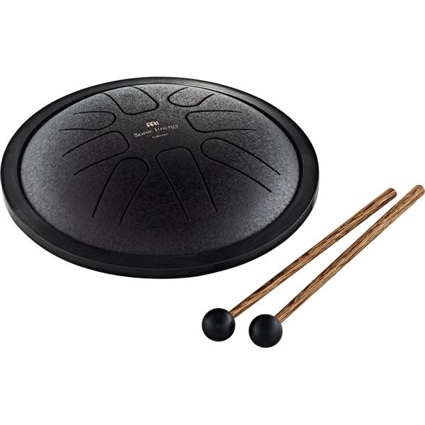 タングドラムは、スリットドラムとも呼ばれ、体鳴楽器に属する比較的新しい楽器です。キーの形状が舌(タン)に似ていることから、タングドラムと呼ばれています。 体鳴楽器とは楽器自体の振動によって音を出す楽器ですが、今日ではその落ち着きのある穏やか...