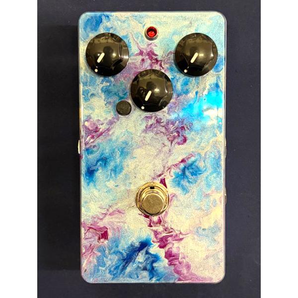 Shun Nokina氏によるエフェクターブランド、LeqtiqueがLeqtique EVRとして遂に復活！ 15年間アップデートの入ることのなかったLeqtiqueのペダルですが筐体、全てのコンポーネンツ、コンセプトなど一から全て再構成...