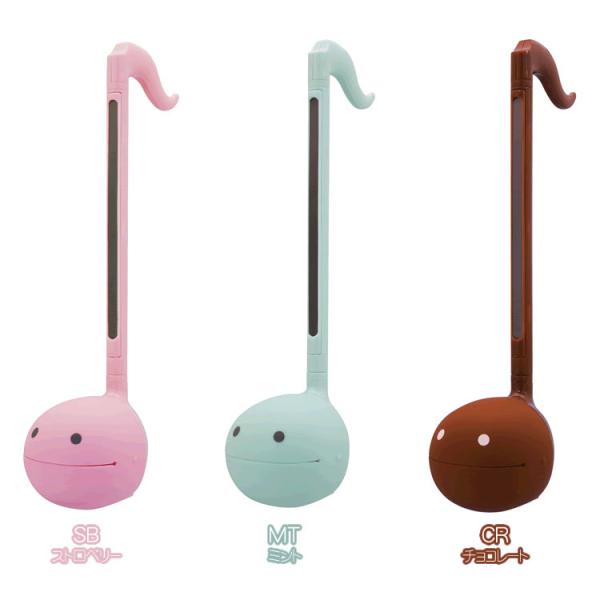 音符の形をしたオタマトーンはカンタンな電子楽器です。トイのような見た目と弾き方ですが、少し練習すればちゃんと曲を弾く事が可能です。使い込むほどに自分のオタマトーンの音の位置がわかってくるので、楽譜が無くても メロディーを思い浮かべて曲を弾く...