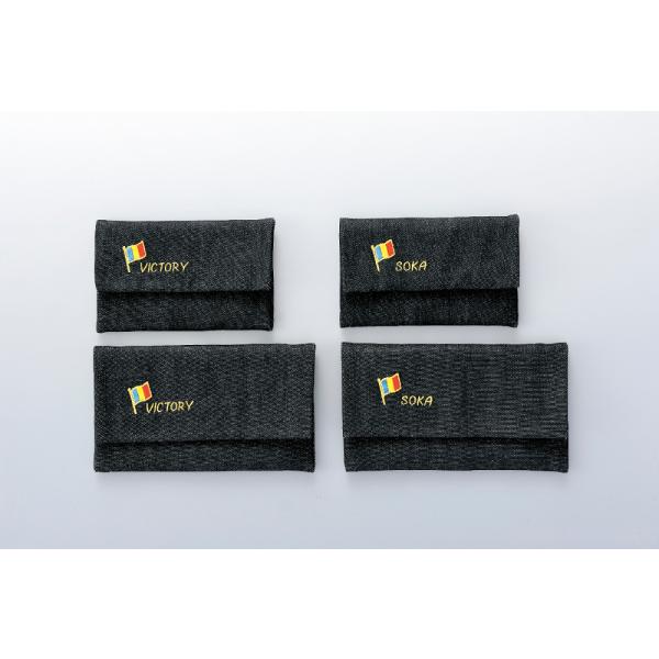 ■デニム生地を使用し、カジュアルに持ち出し出来ます。■表面に金色の糸で『SOKA』または『VICTORY』の文字の刺しゅうが入っており、三色マークのワンポイントも入っております。■2種類のサイズをご用意しました。■小サイズ・・経本（小）とお...