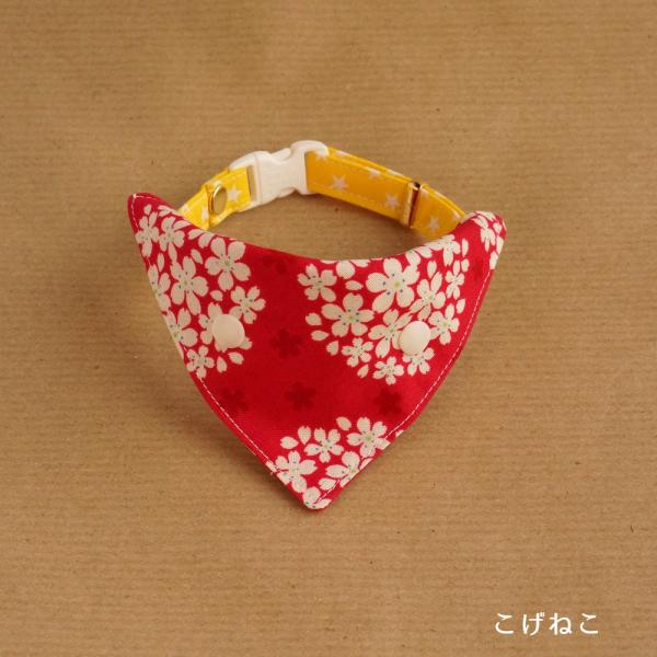 猫ちゃんの首輪用のバンダナです。赤色の地に、くす玉のように丸く配置された桜の花や花びらが華やかなデザインです。年賀状やお正月にも◎♪★１点１点、柄の出方が異なります。見本とまったく同じものはありません。★【バンダナのみ】の商品です。★柄のご...