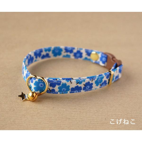 北欧風なデザインのお花がプリントされたかわいい首輪です。大人猫さんにも若い猫さんにも似合う、綺麗なデザインです。地の色は白ではなく、ほんのちょっと生成りっぽい色合いです。【素材】■首輪ベルト部分：コットン100%■美錠・サルカン・カシメ・鈴...