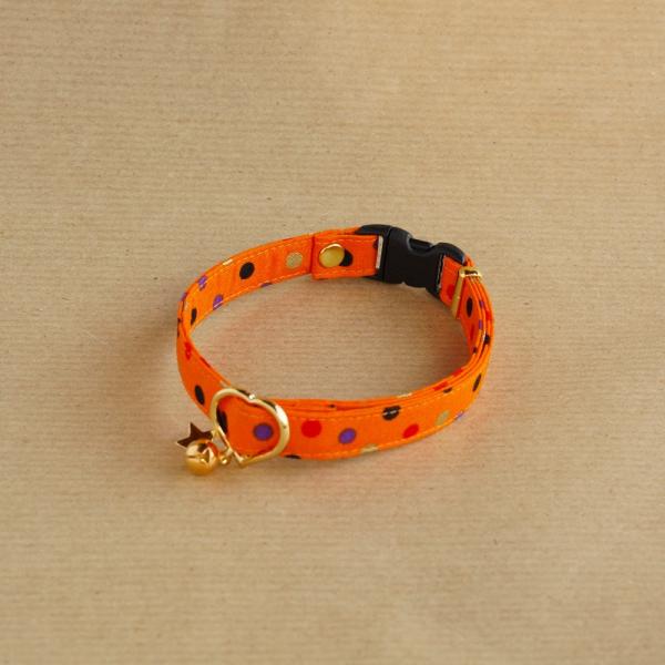 オレンジ地に黒・紫・赤・金の大きめドットがプリントされた、ちょっと変わったドットの首輪です。特にハロウィンのモチーフがプリントされている訳ではないので、ハロウィンが終わった後も使って頂けます♪【素材】■首輪ベルト部分：コットン100%■美錠...