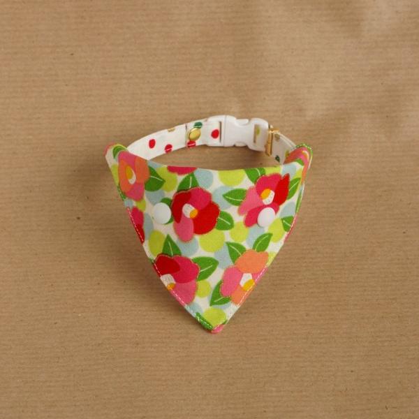 猫さんの首輪用のバンダナです。生成り色の地に鮮やかな赤とピンクの椿がプリントされた和風バンダナです。椿の輪郭が金色でプリントされているので、さりげなく華やかなデザインとなっています♪★１点１点、柄の出方が異なります。見本とまったく同じものは...