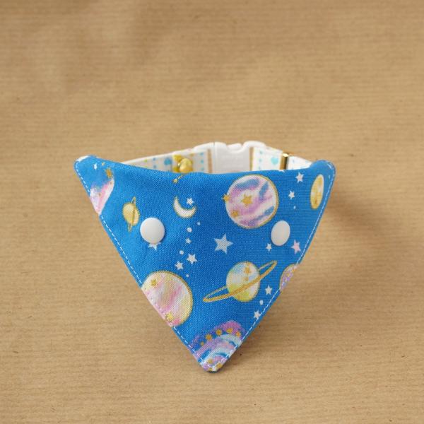 猫さんの首輪用のバンダナです。パステルカラーの青地に、キャンディみたいな色合いの宇宙空間が広がっているバンダナです。色とりどりの星や銀河の一部、星座は金色のプリントなので、よりゴージャスに♪乙女には勿論、男の子でも使って頂ける可愛い宇宙柄に...