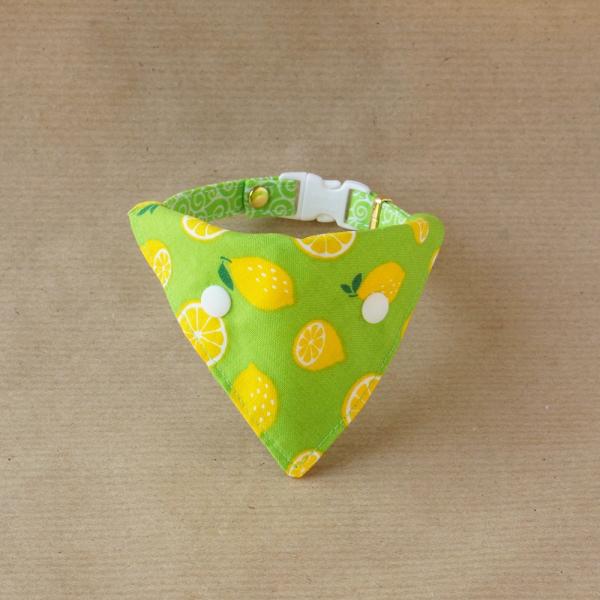 猫さんの首輪用のバンダナです。 まるごとや輪切りなどの様々なレモンがプリントされた、初夏にぴったりの爽やかなバンダナです♪★１点１点、柄の出方が異なります。見本とまったく同じものはありません。★こちらのバンダナは、プラスチックスナップで首輪...