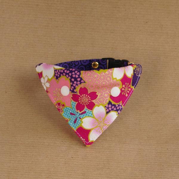 猫さんの首輪用のバンダナです。鮮やかでカラフルな桜と、亀甲や青海波などの和デザインが金プリントであしらわれた、豪勢で華やかなバンダナです。生地はやや厚めでしっかりしていますので、日常使いよりおめかし用がいいかも知れません。★１点１点、柄の出...