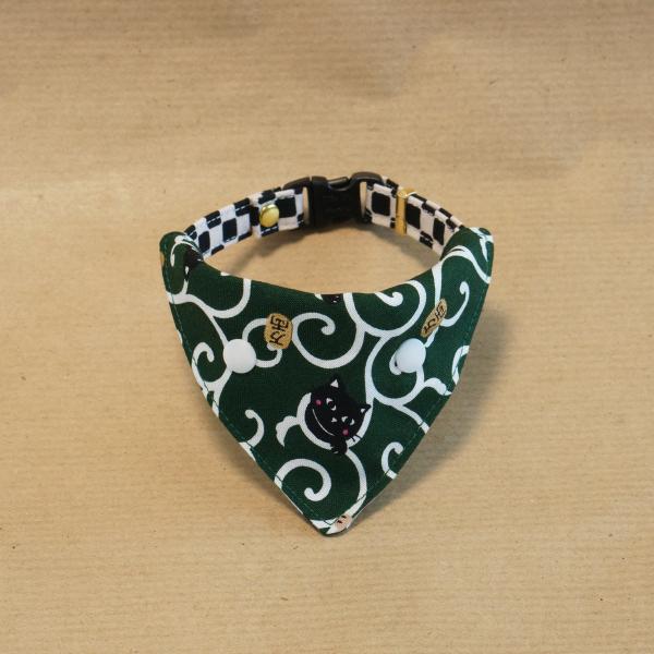 猫さんの首輪用のバンダナです。唐草模様に猫さんと金色の小判がプリントされた和風バンダナです。ふくふくした猫さんと小判の組み合わせが、縁起の良さそうなデザインです♪★１点１点、柄の出方が異なります。見本とまったく同じものはありません。★【バン...