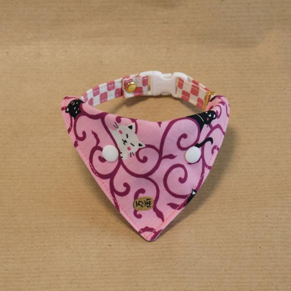 猫さんの首輪用のバンダナです。唐草模様に猫さんと金色の小判がプリントされた和風バンダナです。ふくふくした猫さんと小判の組み合わせが、縁起の良さそうなデザインです♪★１点１点、柄の出方が異なります。見本とまったく同じものはありません。★【バン...