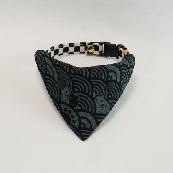 猫さんの首輪用のバンダナです。お子さんの浴衣生地にも使われる、ぽこぽこした夏向き生地、リップルを仕様したバンダナです。青海波の中に、猫と肉球がひょっこり紛れています♪★１点１点、柄の出方が異なります。見本とまったく同じものはありません。★【...