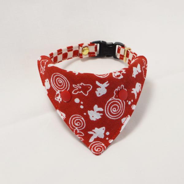 猫さんの首輪用のバンダナです。シンプルな和柄のてぬぐい生地の和柄バンダナです。夏におすすめの、男女問わず使える「金魚」柄です。※てぬぐい生地は他の作品より色落ちしやすいです。濡れた時は使用しないようにご注意ください。★１点１点、柄の出方が異...