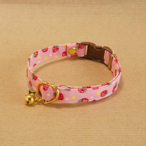 美味しそうないちごがいっぱいのキュートな首輪です。【素材】■首輪ベルト部分：コットン100%■美錠・サルカン・カシメ・鈴・星形チャーム：金具（メッキカラー：ゴールドorニッケル）■バックル：プラスチック★　首輪サイズについてご注文の際は、ご...